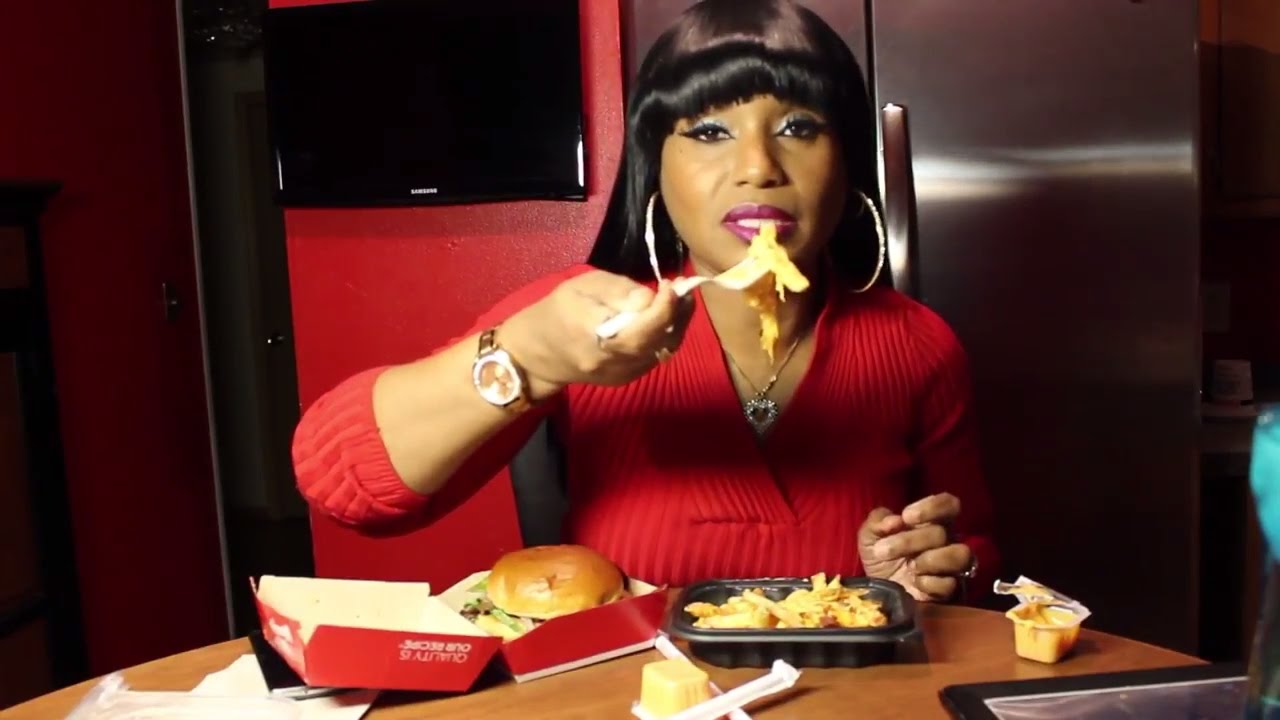 Wendy’s mozzarella chicken sandwich mukbang review