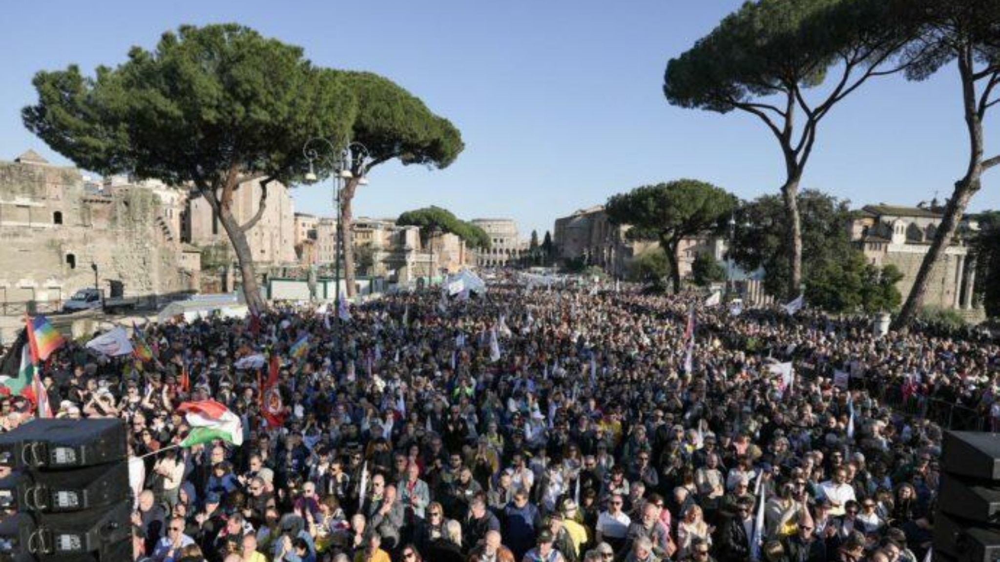 In centomila in piazza col M5S Conte: "Oggi nasce una grande ...