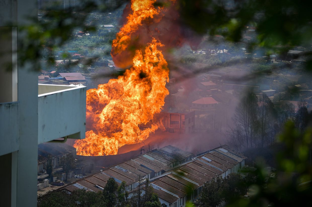 Far-reaching effects of gas cuts