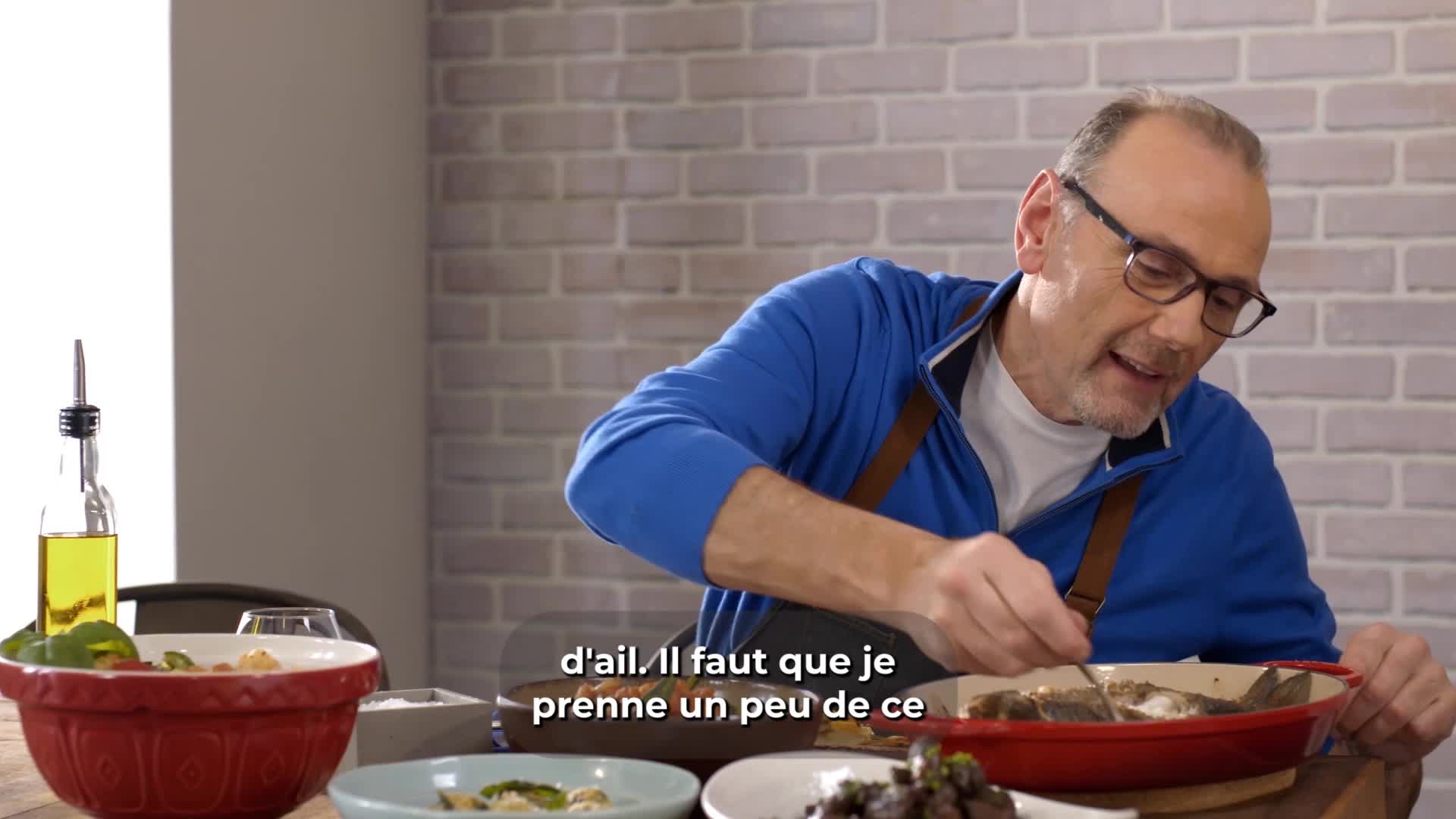 Poisson entier parfaitement cuit avec des pommes de terre à l'ail et ...