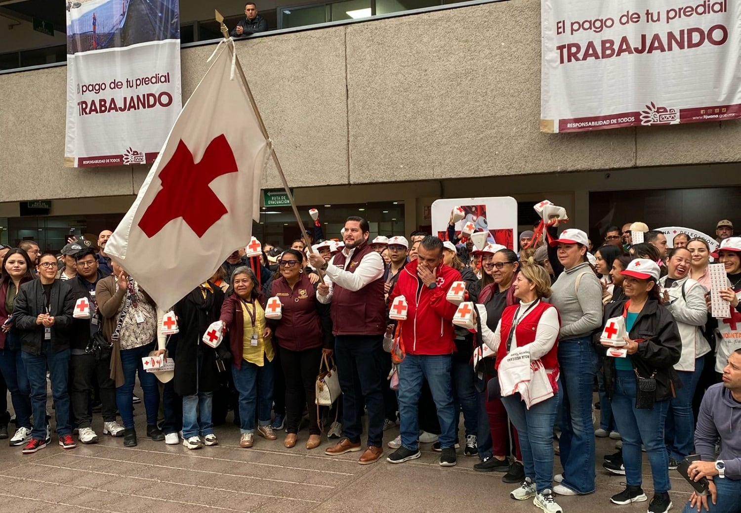Funcionarios municipales salen a botear en colecta 2025 de la Cruz Roja ...