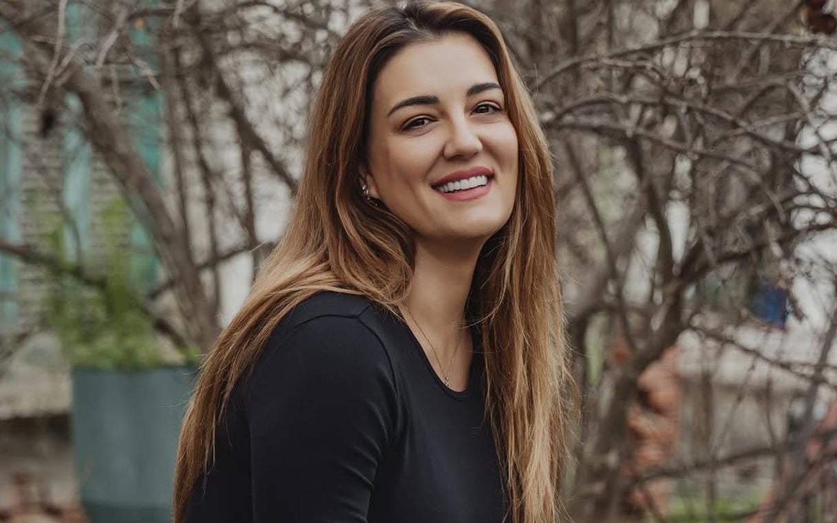 Ελίνα Παπίλα: «Μου ευχήθηκαν να με απατήσει ο άνδρας μου, σηκώνω τα ...