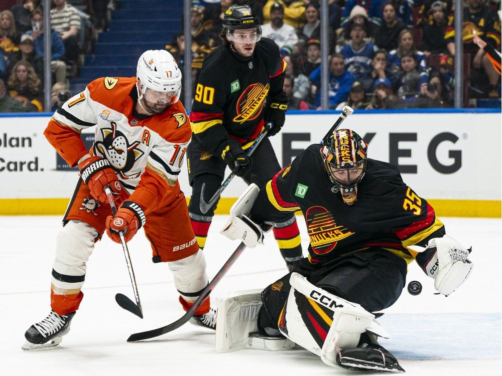 Canucks 6, Ducks 2: Pond hockey good for fans, not so good for sticking ...