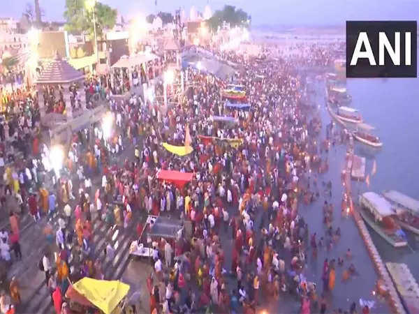 Ram Navami 2025: Massive turnout at Ayodhya’s Ram temple: Devotees take holy dip, witness Surya ...