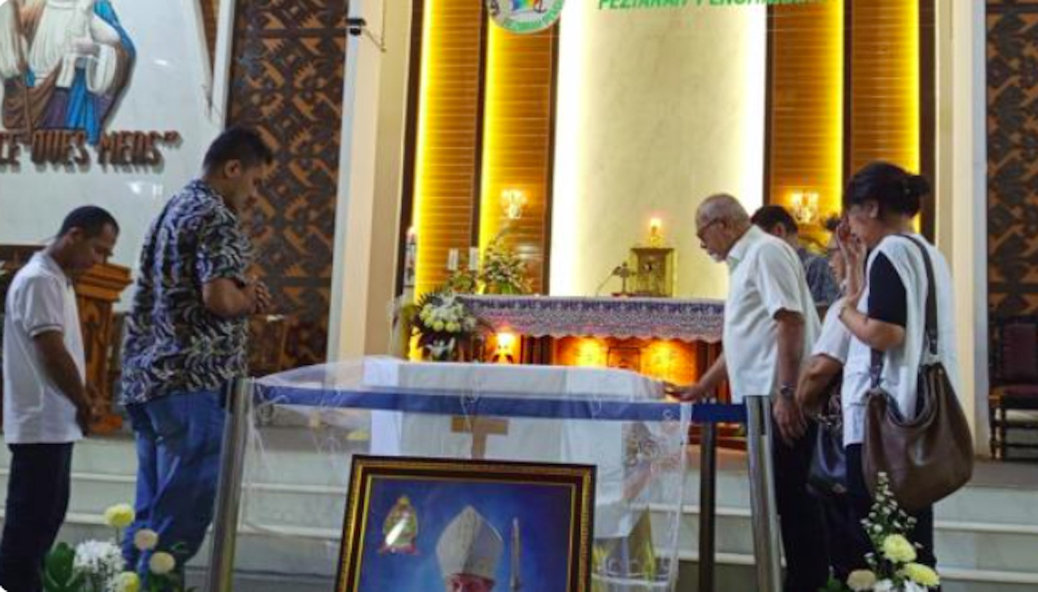 Uskup Emeritus Mgr Petrus Turang Wafat, Senator Paul Liyanto: Sosok ...