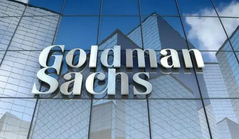 La vendita di Versace a Prada sarà ufficialmente guidata da Goldman Sachs