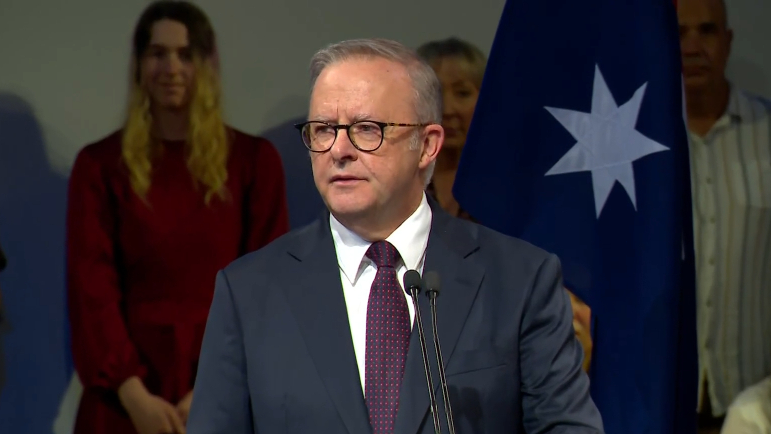 Labor makes $2.3bn household battery pledge