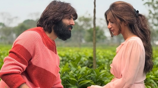 Sreeleela forcibly pulled into crowd unnoticed by Kartik Aaryan; fans ...