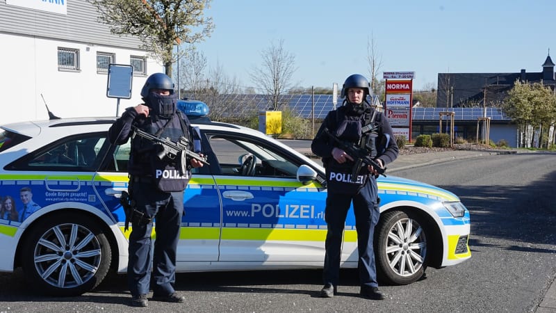 Polonahá ležela na dvoře. Skupina migrantů měla v Německu znásilnit ...