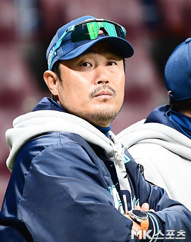 훈련 모습 지켜보는 NC 이호준 감독 [MK포토]