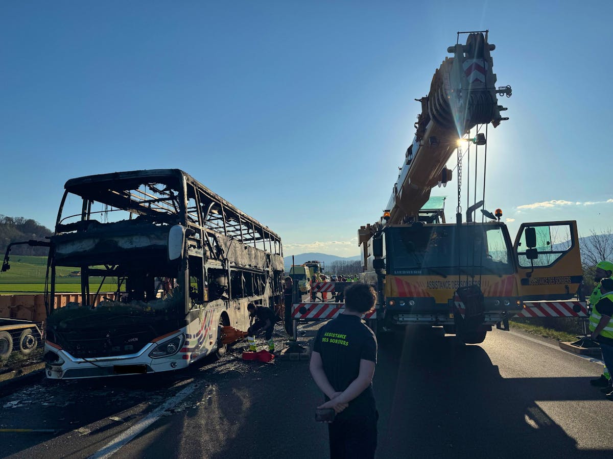 Le car à deux étages de l'A1 a été complètement calciné
