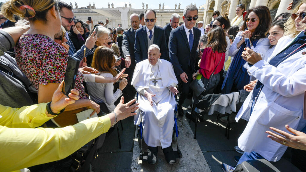 Pope greets crowds at Vatican in first appearance since leaving hospital