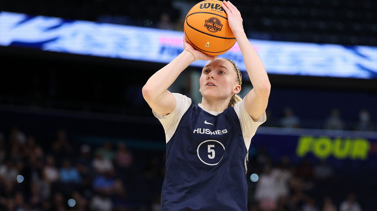 UConn’s Paige Bueckers gives Dawn Staley her flowers before national ...