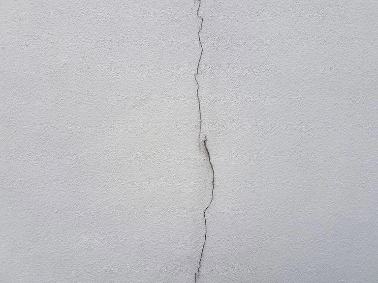 Tembok Rumah Mudah Retak? Mungkin Ini Penyebabnya!