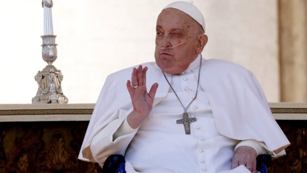 Papst zeigt sich überraschend auf Petersplatz