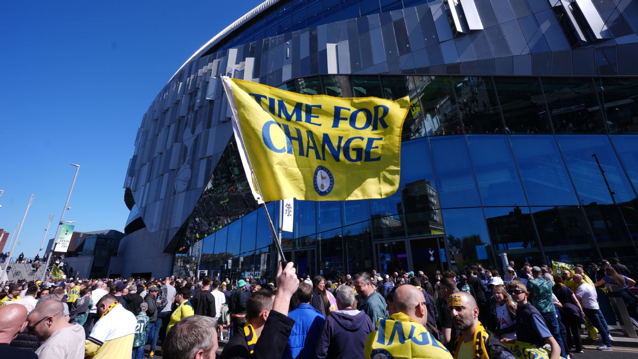 Tottenham Hotspur fans protest against Daniel Levy, Enic