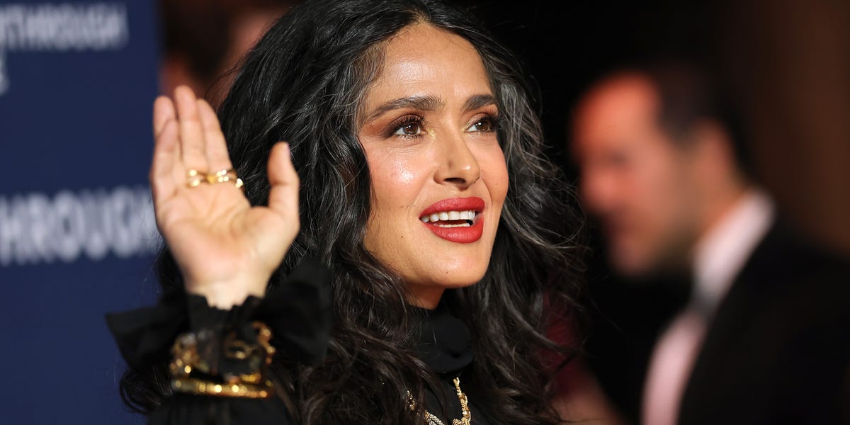 Salma Hayek, a sus 58 años, impresionante con transparencias y luciendo ...