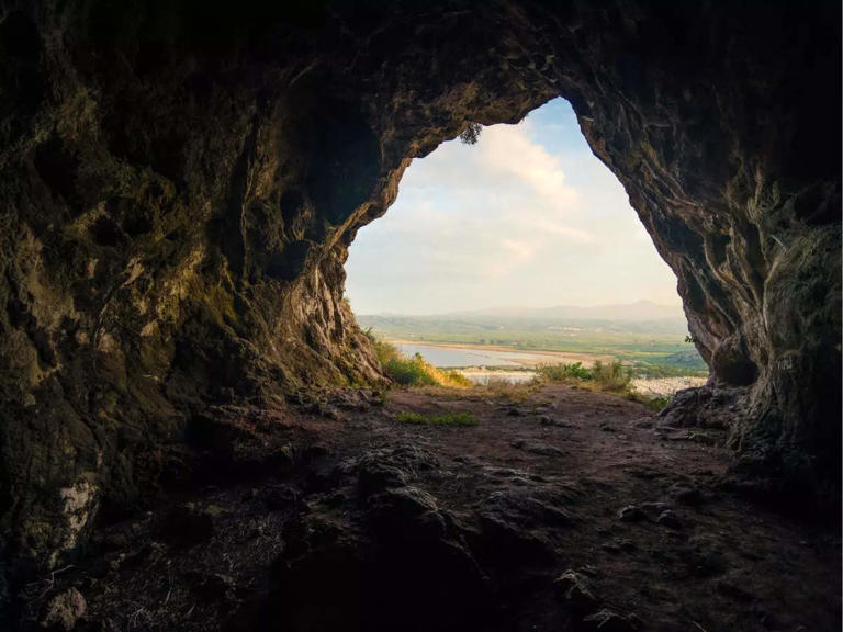 Man lives like a 'timeless' caveman for experiment, discovers bizarre ...