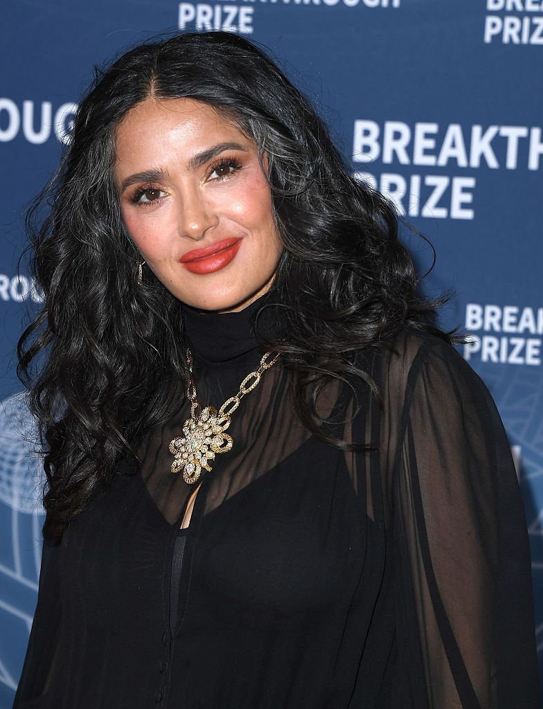 Salma Hayek, a sus 58 años, impresionante con transparencias y luciendo ...