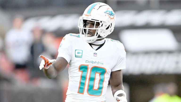 Dolphins' Tyreek Hill involved in apparent domestic dispute with wife; police say case is closed