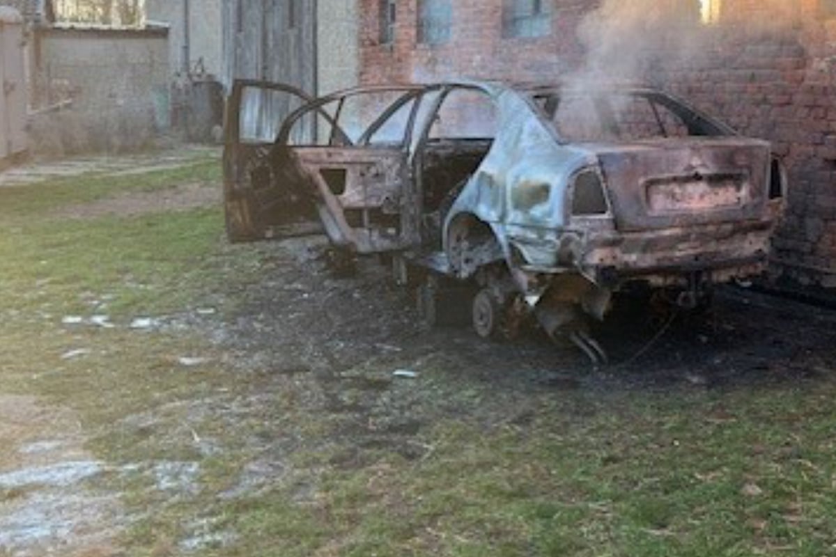 Dumm gelaufen: Mann lässt Bekannten am Auto schrauben und setzt es in Brand