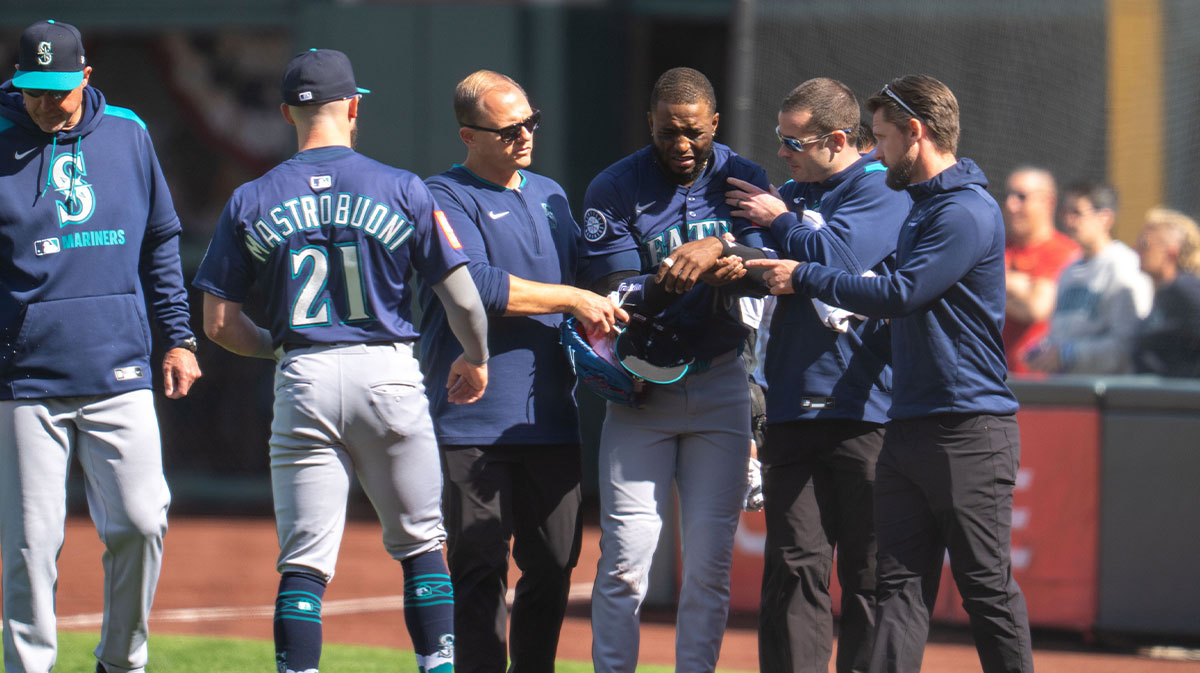 Mariners RF Victor Robles suffers painful injury after catch of the ...