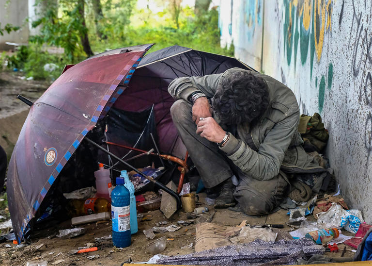 Attraversa i binari a caccia di droga: travolto dall’Intercity a ...