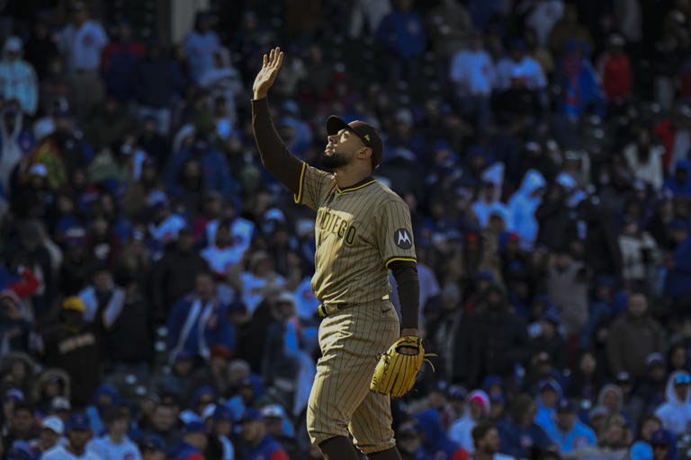 Justin Turner's error allows Fernando Tatis Jr. to score go-ahead run in Padres' 8-7 win over Cubs