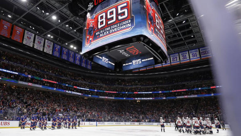 Alex Ovechkin breaks Wayne Gretzky’s NHL all-time career goals record