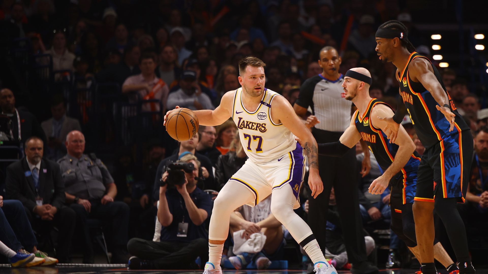 Lakers blowout Thunder on the road