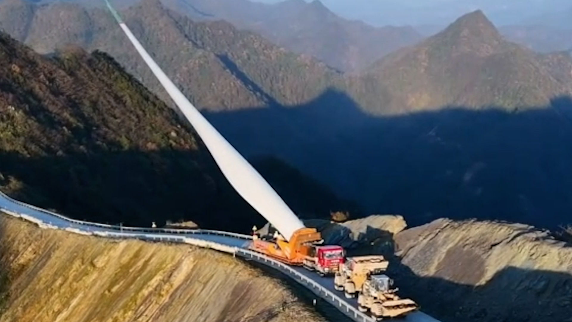 Amazing footage shows giant 100-meter-long wind turbine blade ...