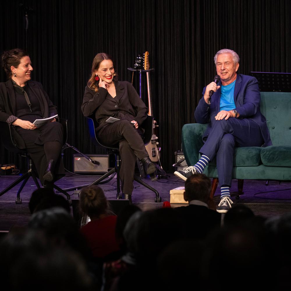 „Checkpoint – die Berlin-Revue” feiert Premiere: „Endlich die Leute ...