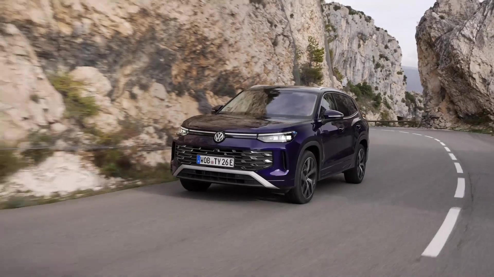 The all-new Volkswagen Tayron in Ultra Violet Metallic Driving Video