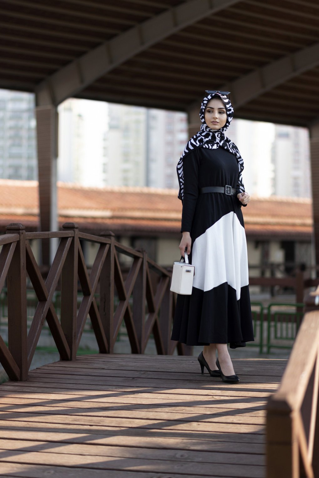 7 Inspirasi Baju yang Cocok untuk Outfit Rok Hitam