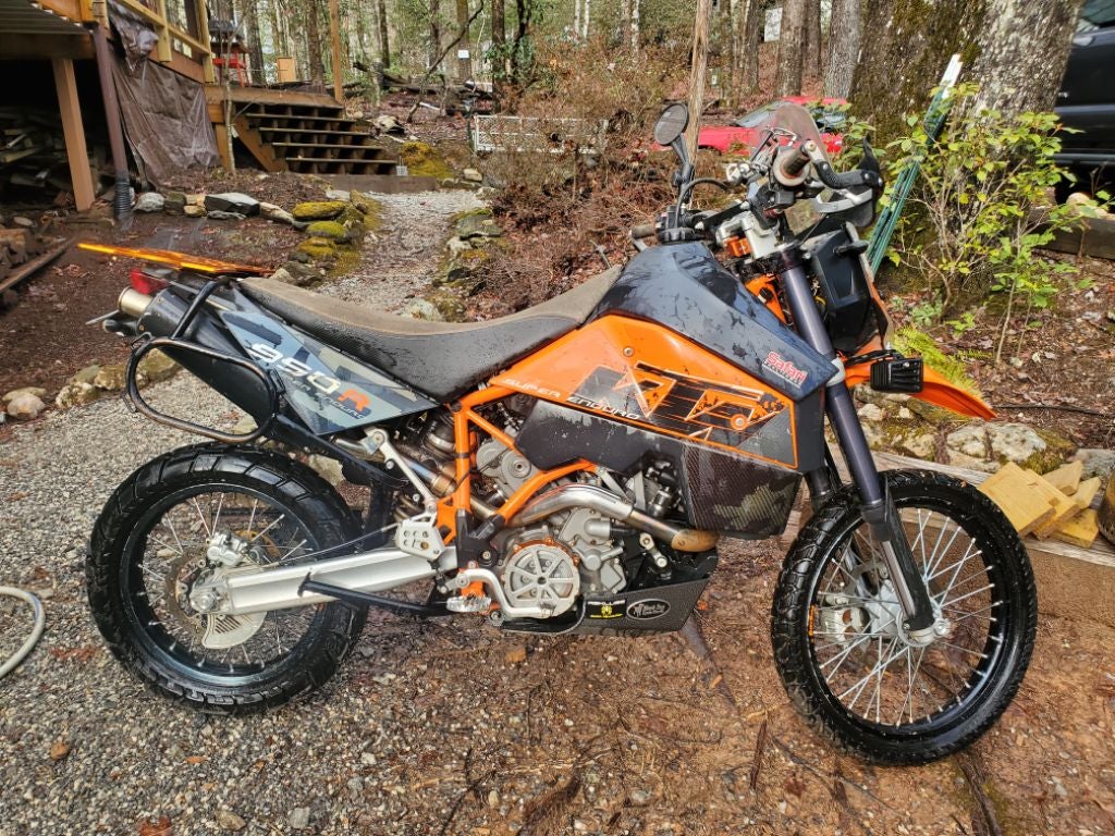 KTM 950 Super Enduro: il mito dell’enduro potente e senza fronzoli