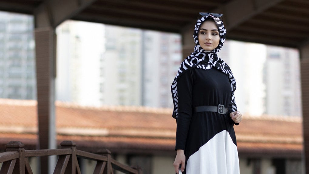 7 Inspirasi Baju yang Cocok untuk Outfit Rok Hitam