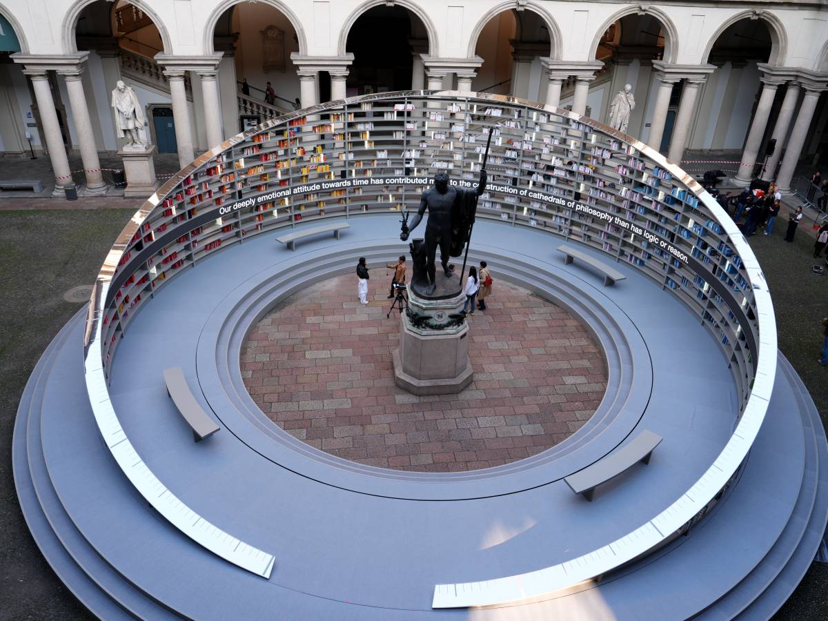 La biblioteca rotante con 3mila volumi per accendere la bellezza di Brera