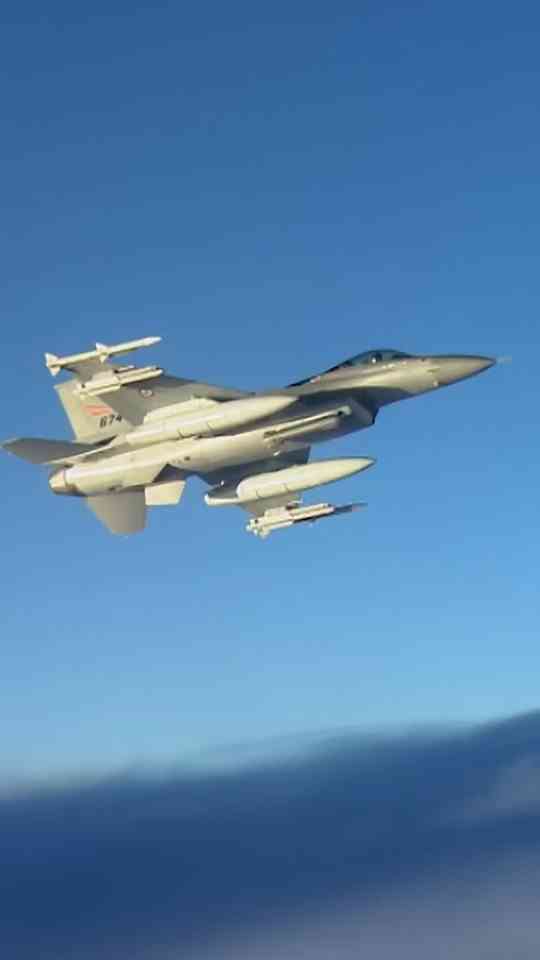 How the F-16 flies at extreme AOA?