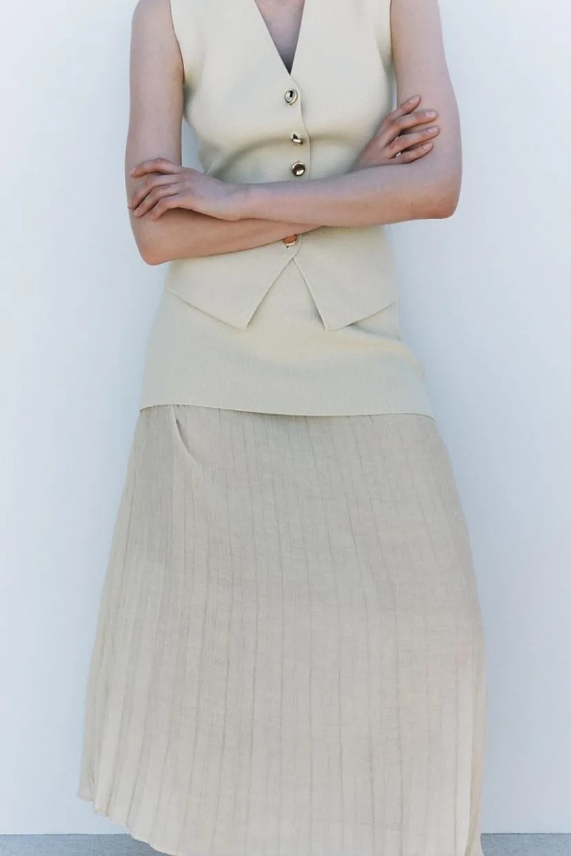 8 stylish looks with garments from Zara and Mango to go to the office ...