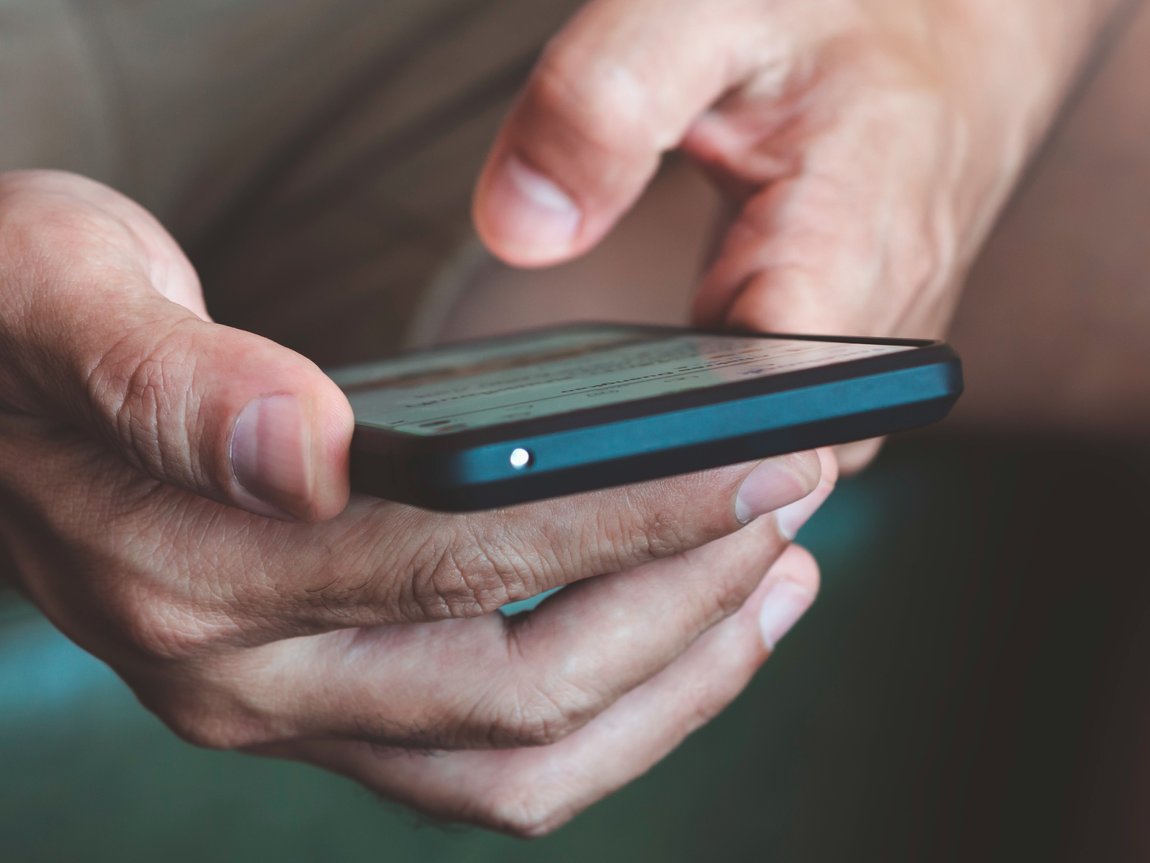 Too much typing and scrolling? This helps against "smartphone thumb"