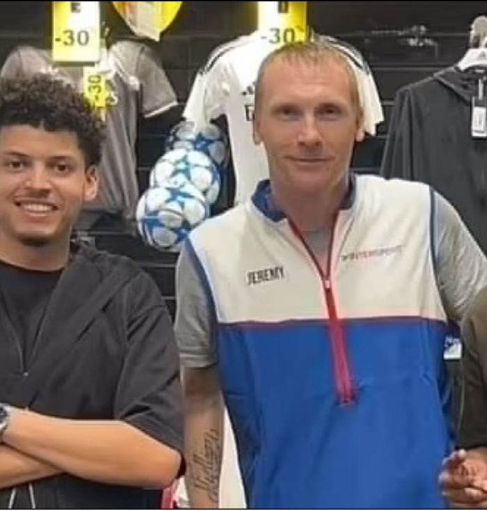 Oh my god this is happening with UCL winning member Barca Treble ...