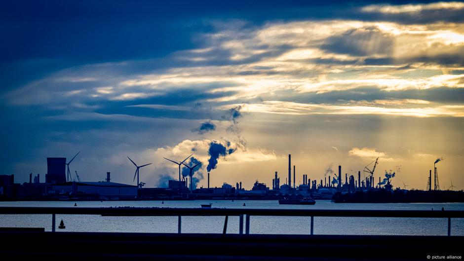 How does carbon dioxide cause global warming?