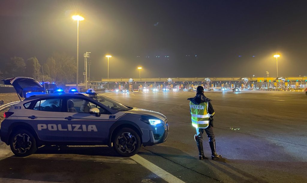 Vede il posto di blocco e inchioda: aveva già perso la patente
