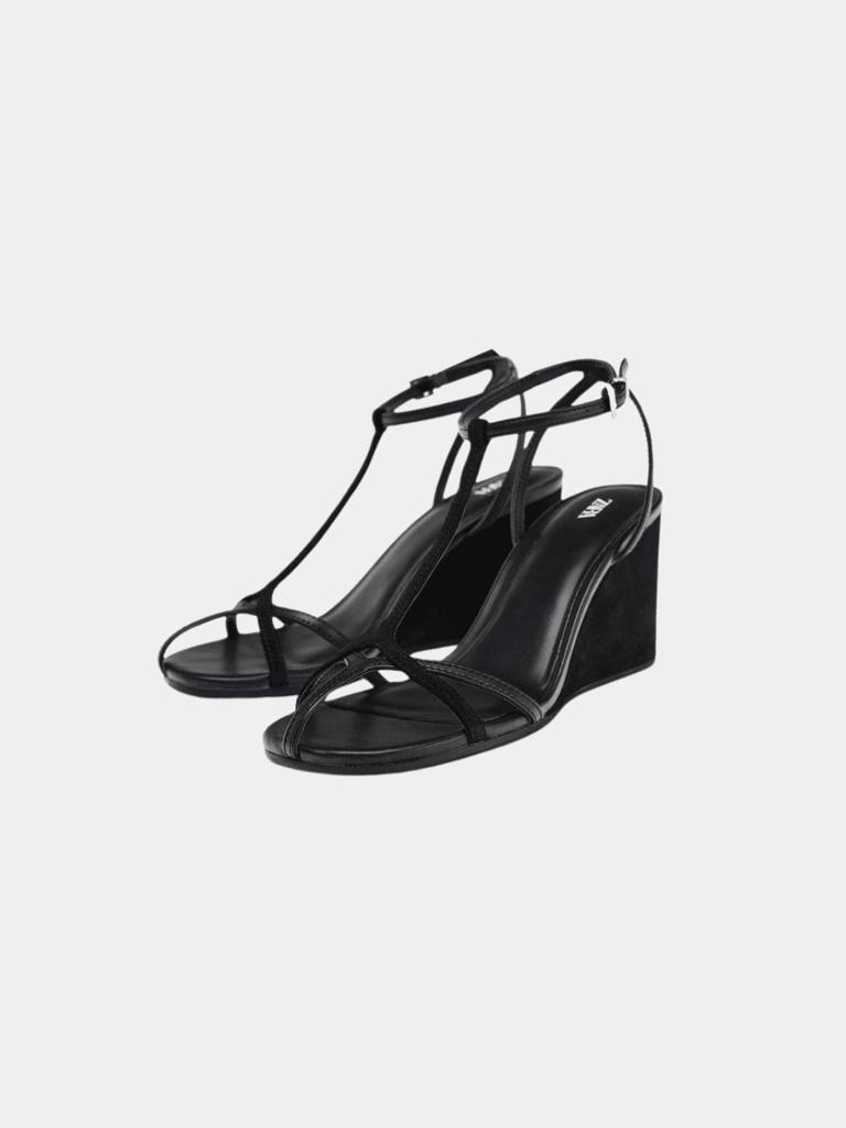 Cayetana Rivera y las sandalias negras de tiras con plataforma que no guarda ni en invierno