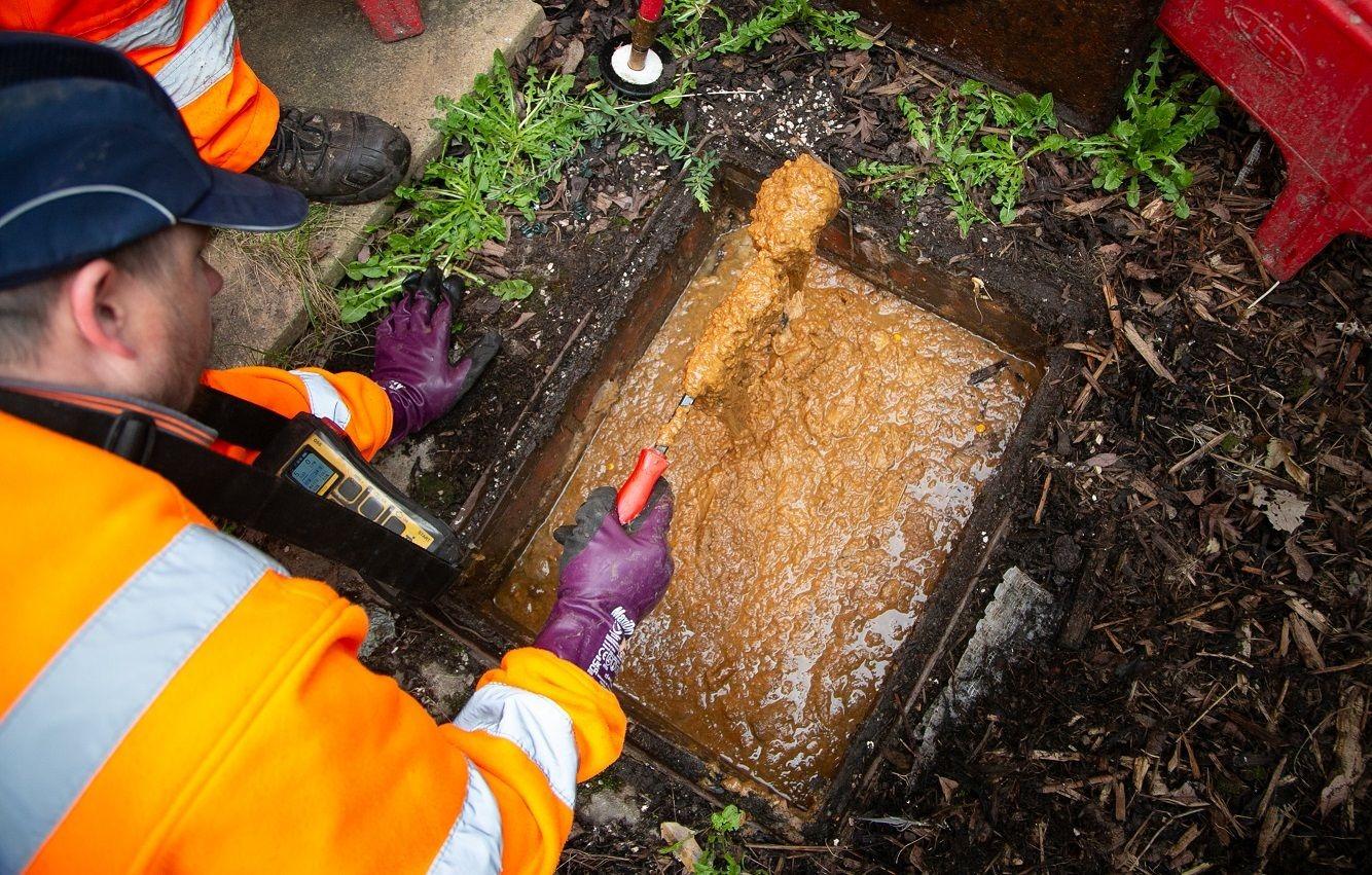 Severn Trent team clearing a blockage