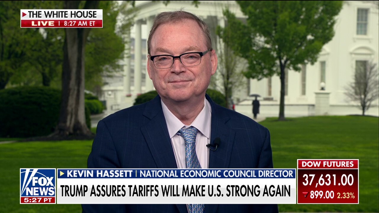 Trump economic advisor reacts to Bill Ackman's tariff warning: 'Ease ...