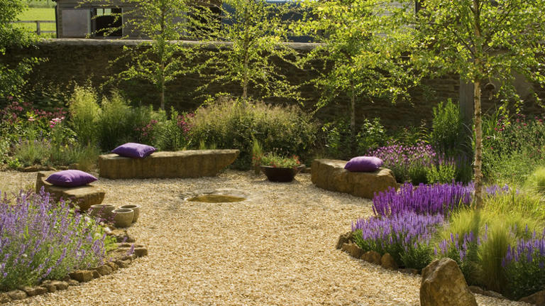 How To Create A Single Color Garden That's Interesting And Beautiful