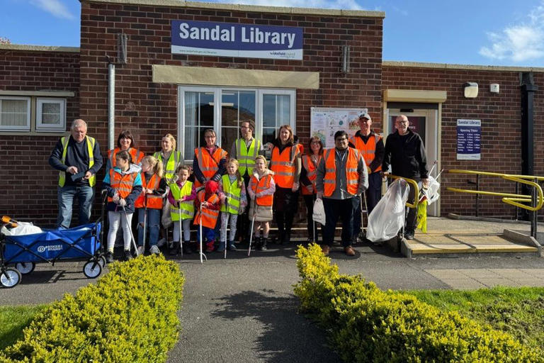 Sandal community joins six-year-old litter hero to clean up