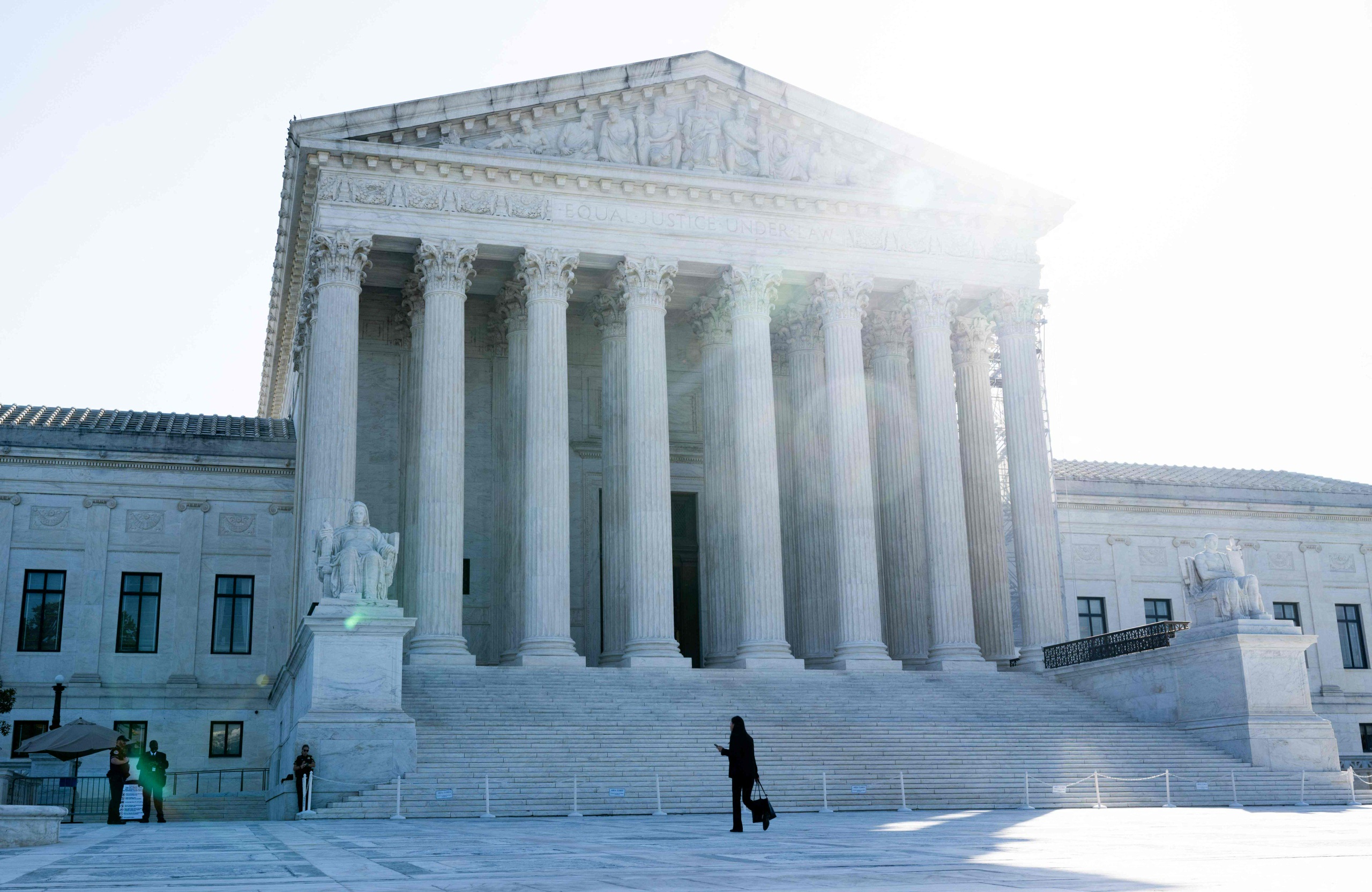 Trumpin hallinto pyytää korkeinta oikeutta perumaan laittomasti maasta ...