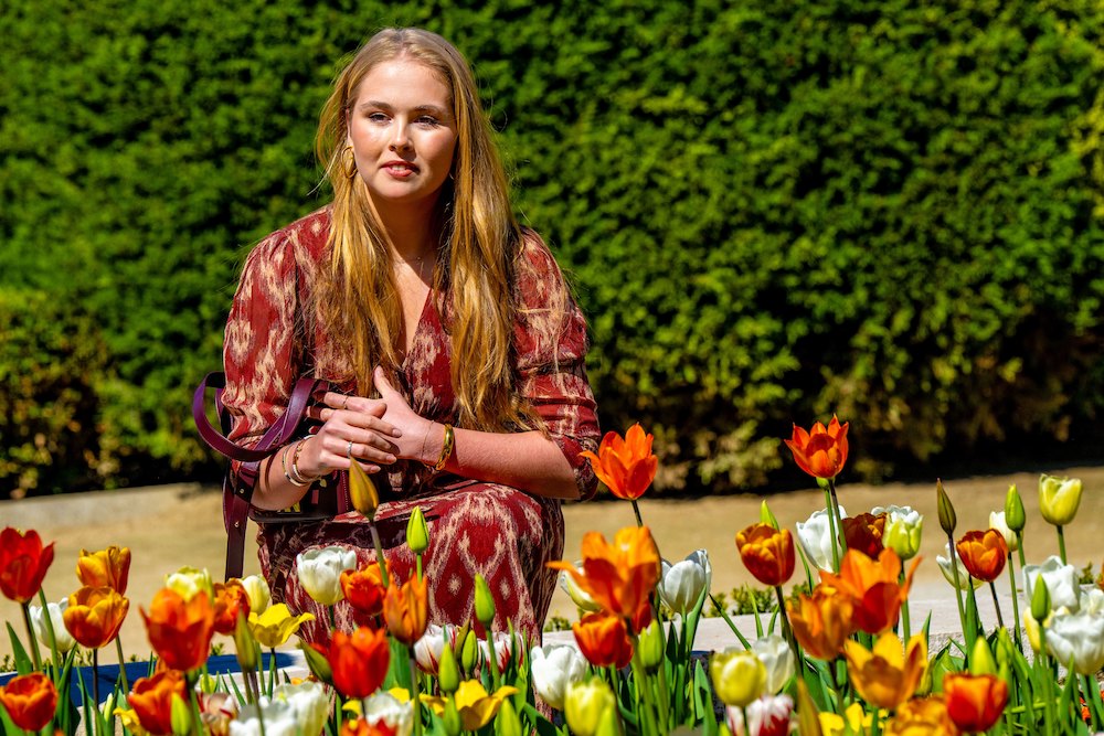 Prinses Amalia toont voor het eerst gebroken arm na val van paard